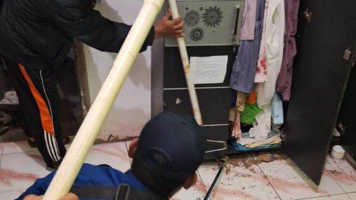 Tim Damkar Muaro Jambi Evakuasi Ular Kobra dari Rumah Warga di Jaluko ...