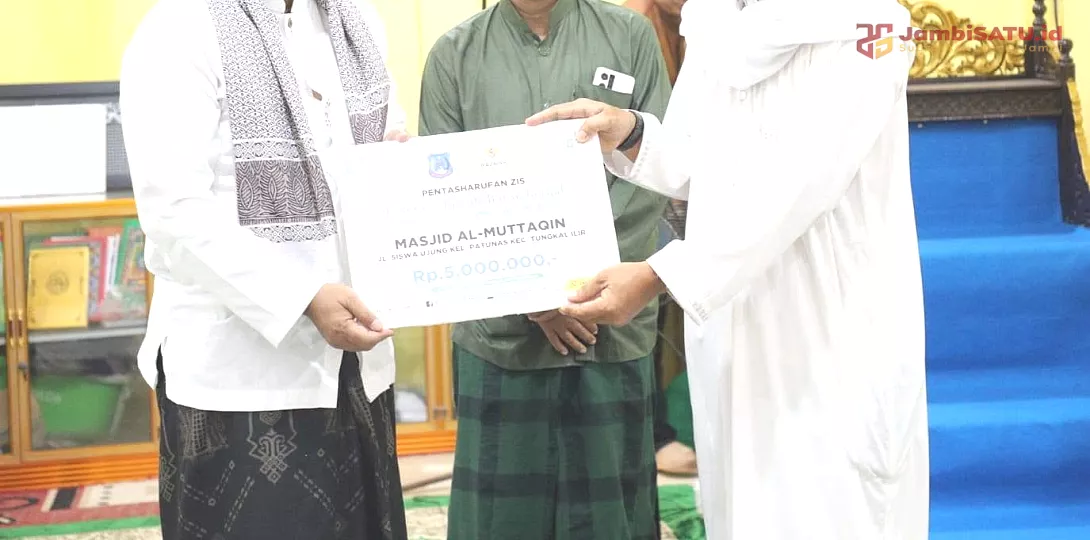 Bupati Tanjab Barat Kembali Salurkan Bantuan dan Santunan melalui Safari Subuh | Suaro Asli Wong ...